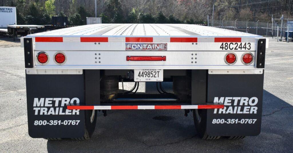 A Beginner’s Guide to Driving a Flatbed Trailer Proficiently